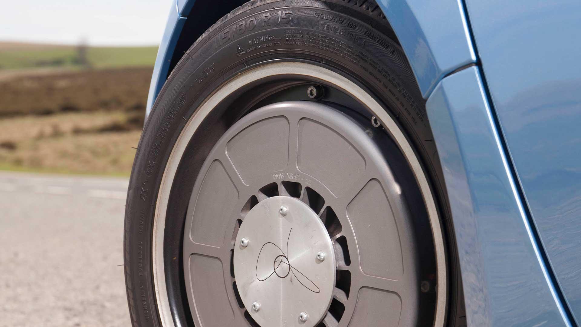 Nieuwe waterstofauto van Riversimple weegt 620 kilo