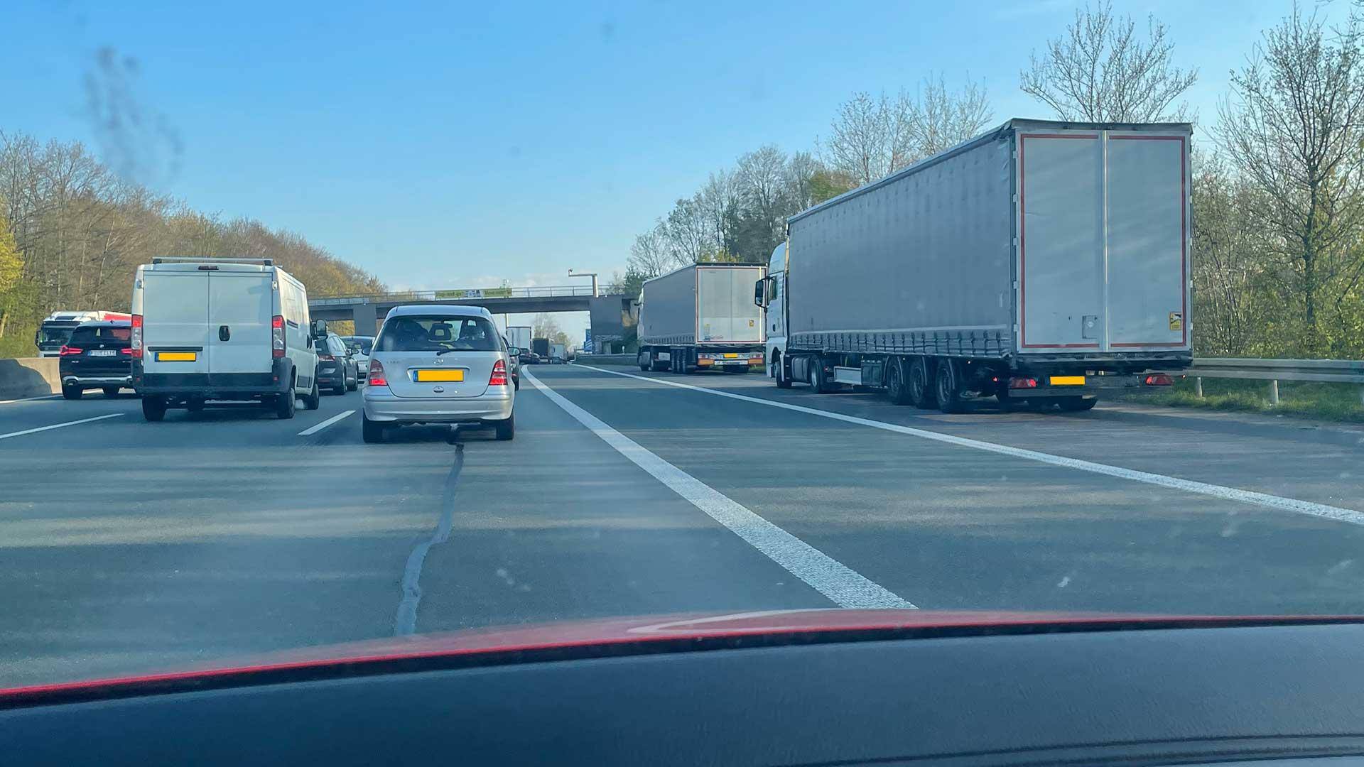 Waarom je vaak vrachtwagens op de vluchtstrook ziet staan