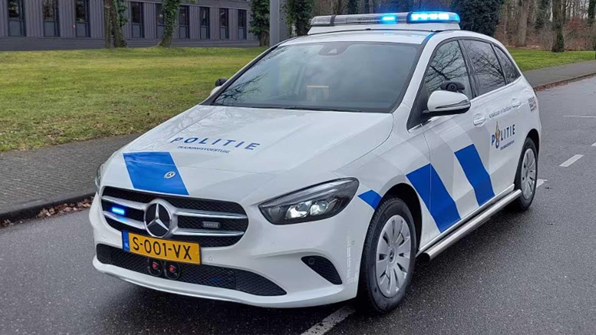 Waarom je soms politieauto's zonder rode strepen ziet rijden - TopGear