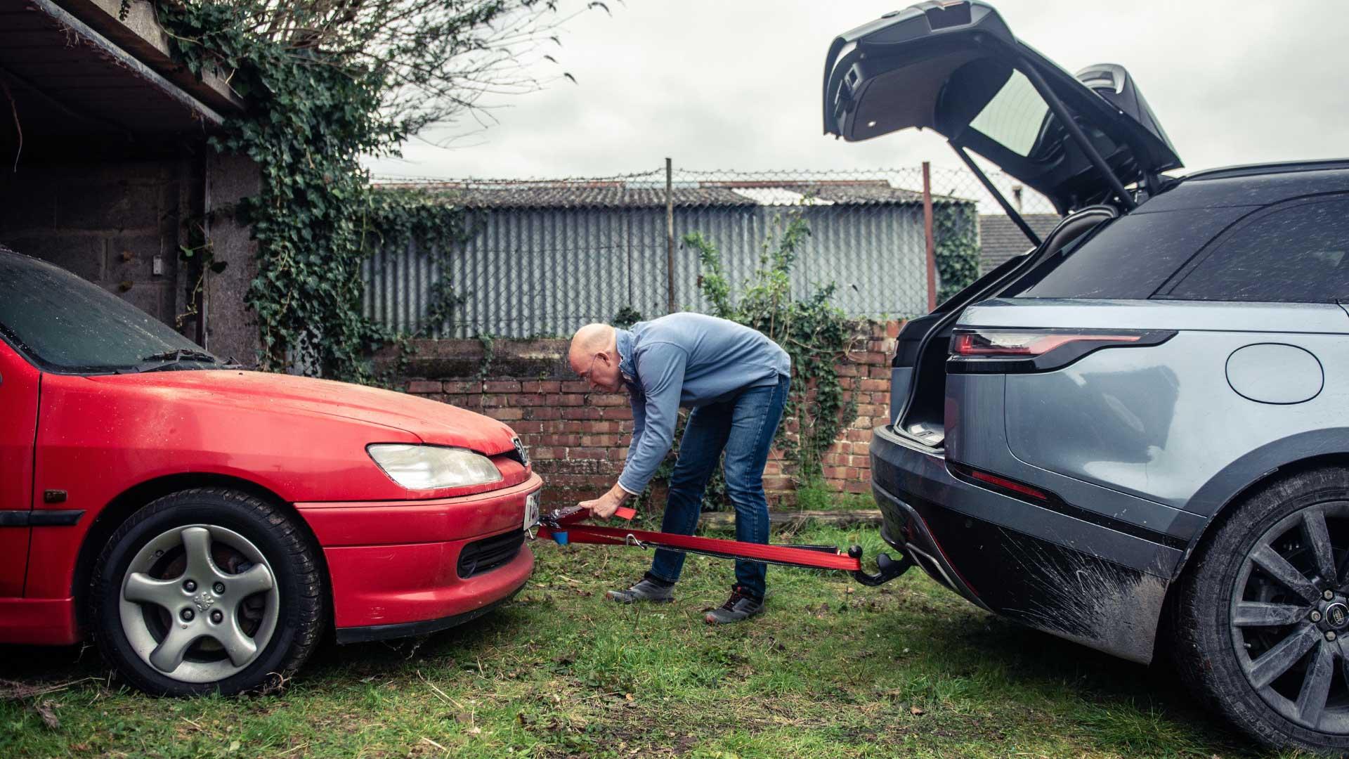 Mag je een auto slepen op de snelweg (met een sleepkabel)?