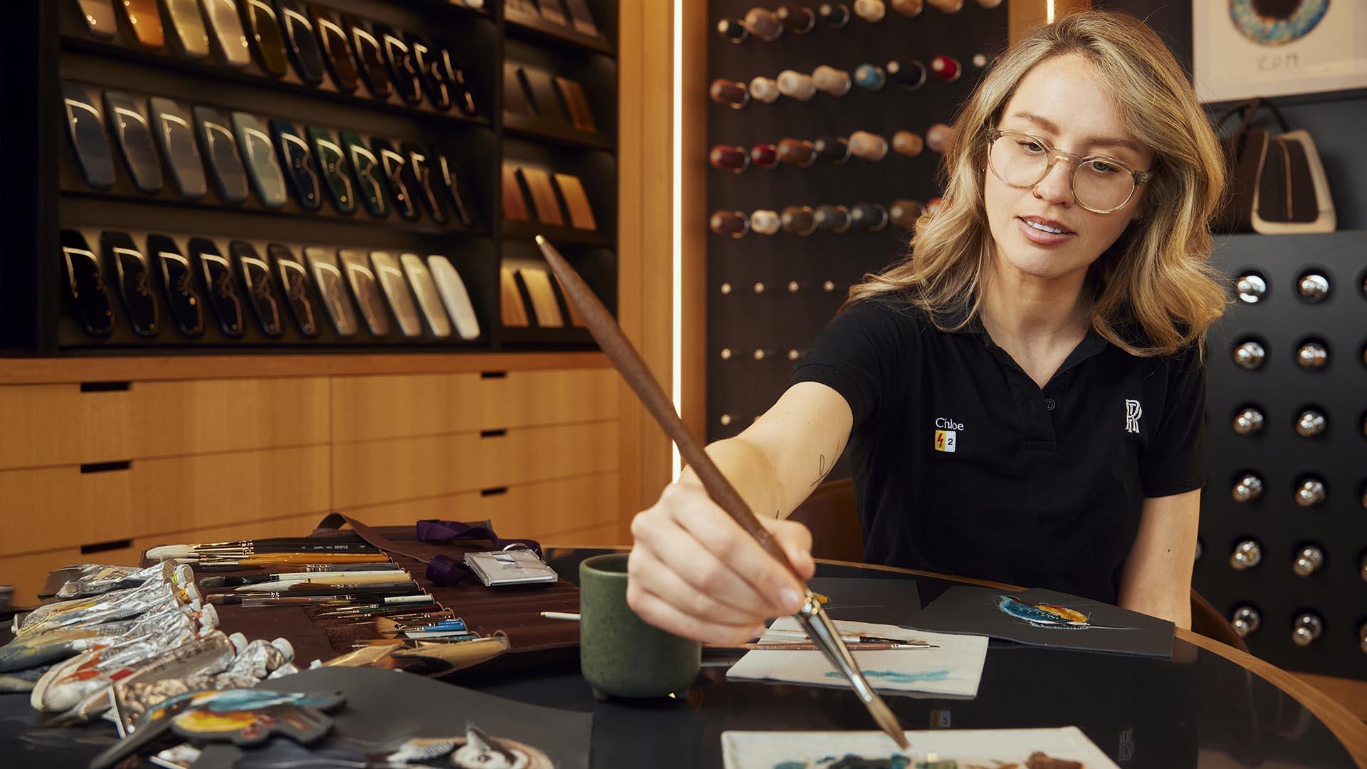 Chloe Dowsett heeft een bijzondere baan bij Rolls-Royce - TopGear