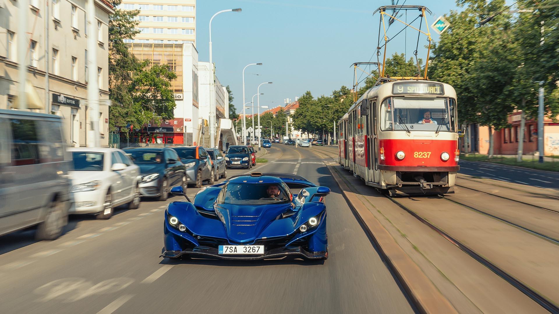 We breken drie bijzondere records in de Praga Bohema - TopGear