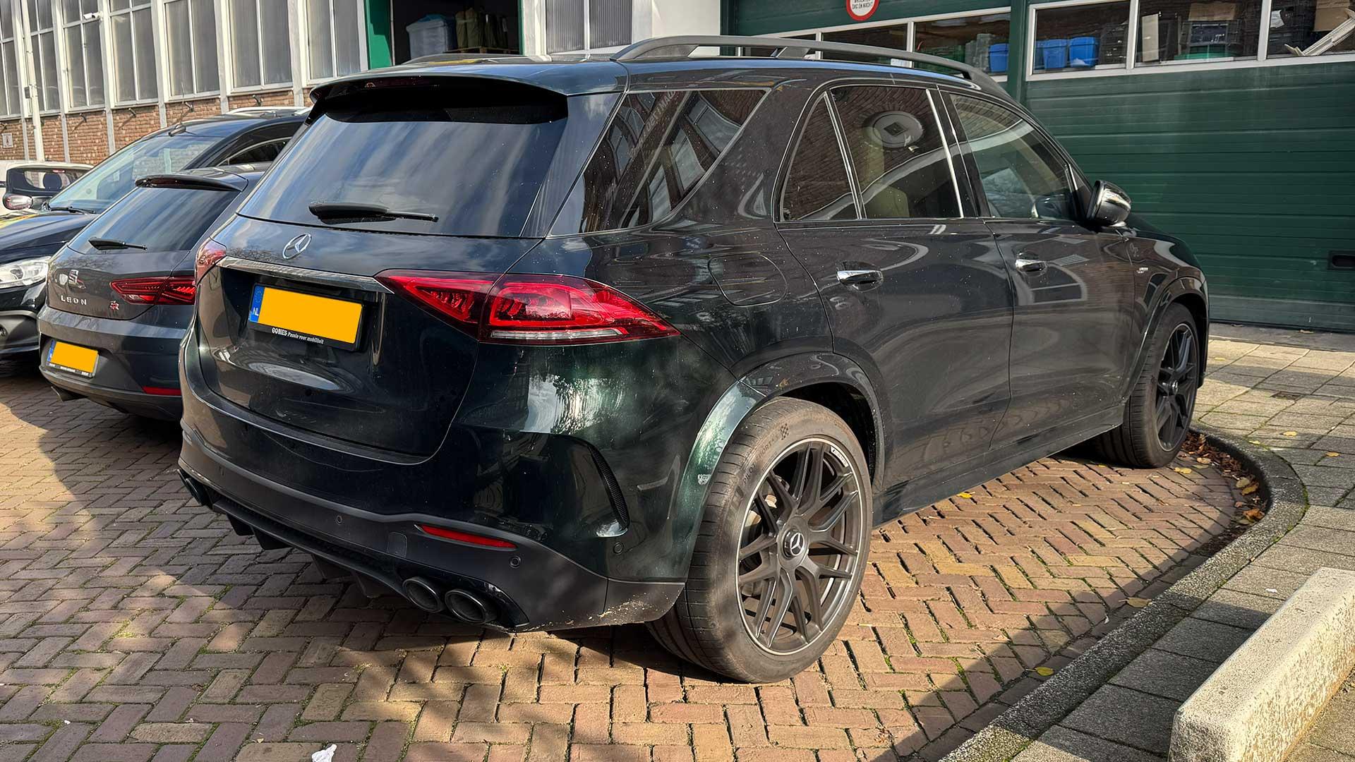 Welke auto rijdt Oos Kesbeke in de Augurkenkoning?