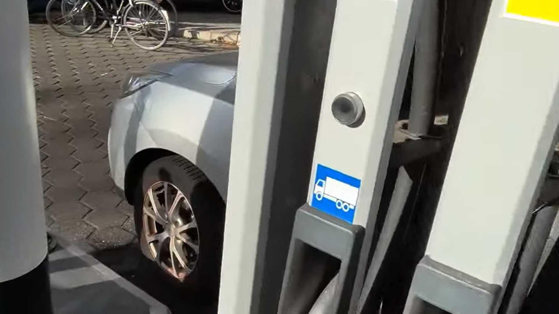 Wat doet de vrachtwagenknop bij het tankstation (dieselpomp)?
