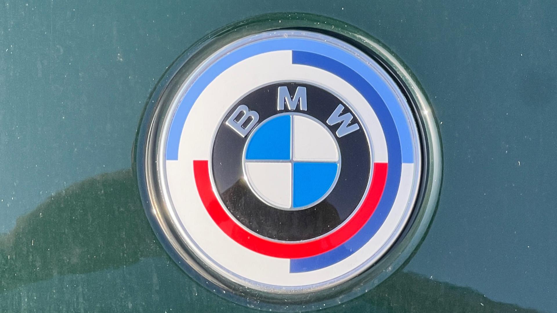 BMW gekleurde ring rond het logo: dit betekent het - TopGear