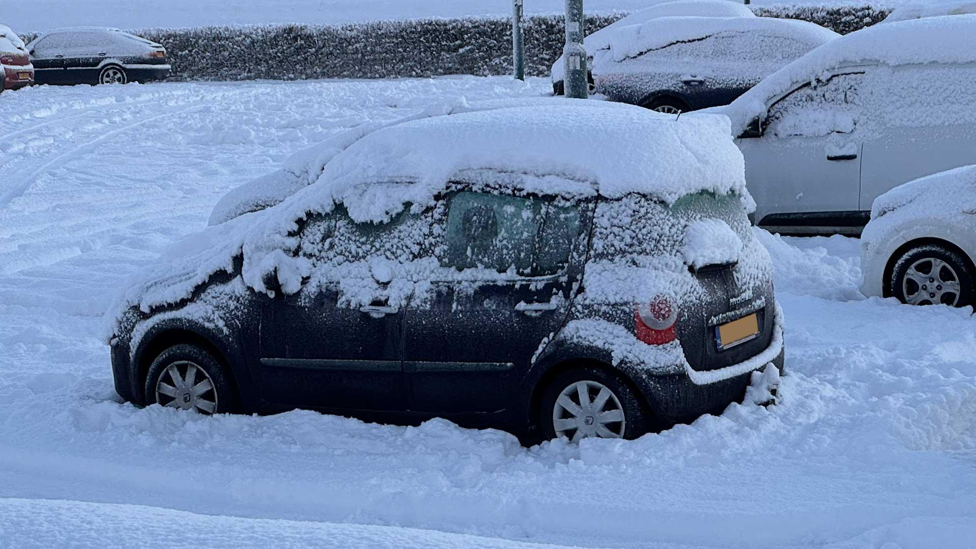 Zo hoog is de boete voor sneeuw op het dak van je auto