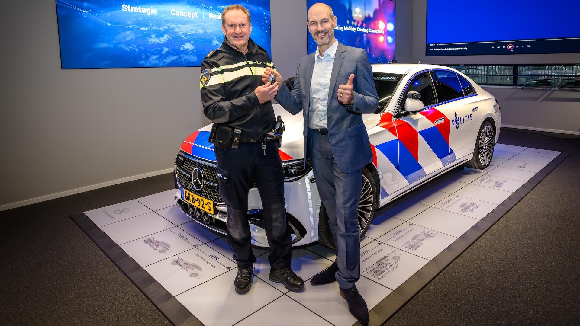 Politie neemt Mercedes E 450 d in ontvangst - TopGear