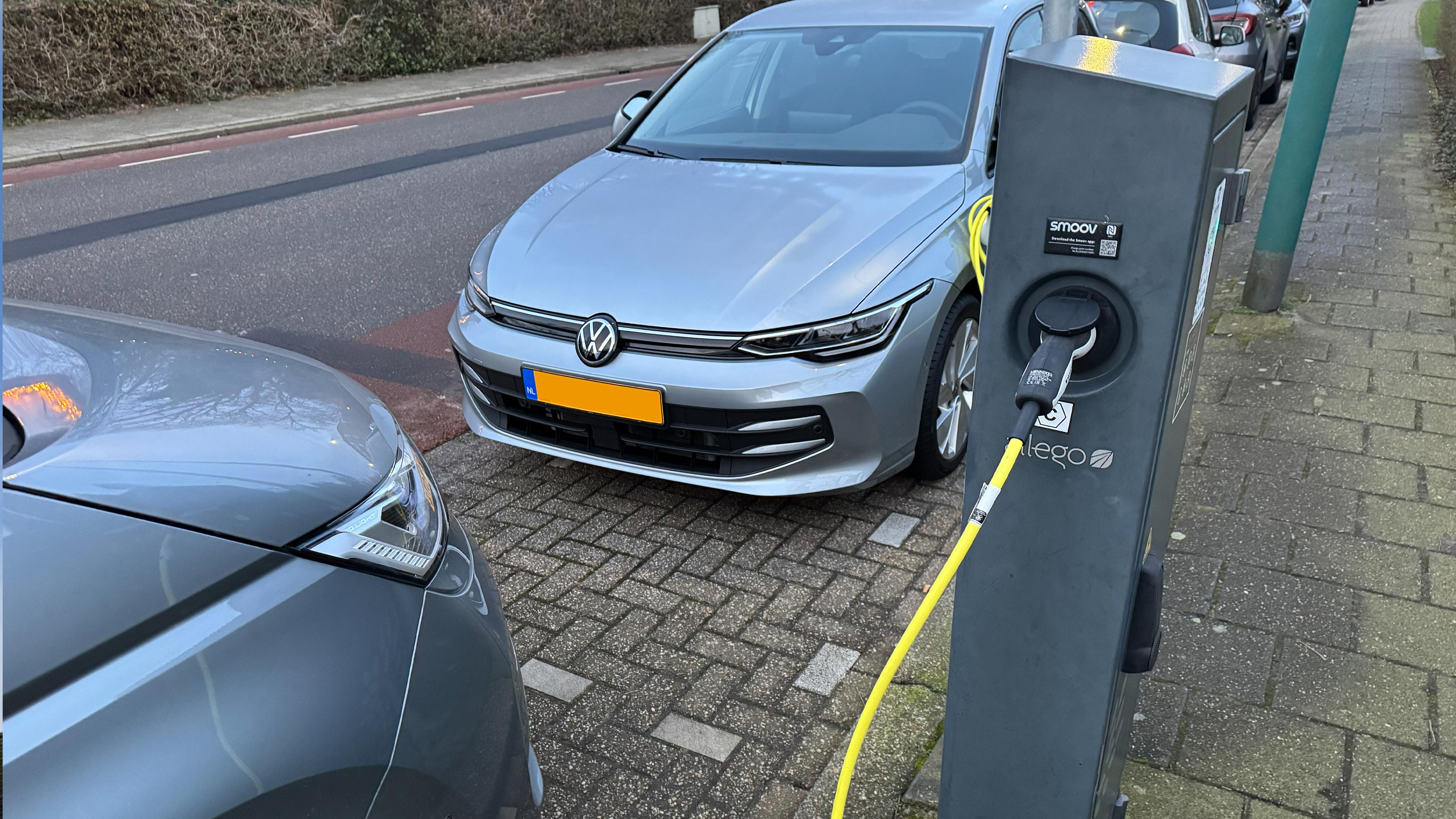 Parkeren bij laadpaal zonder te laden, mag dat?