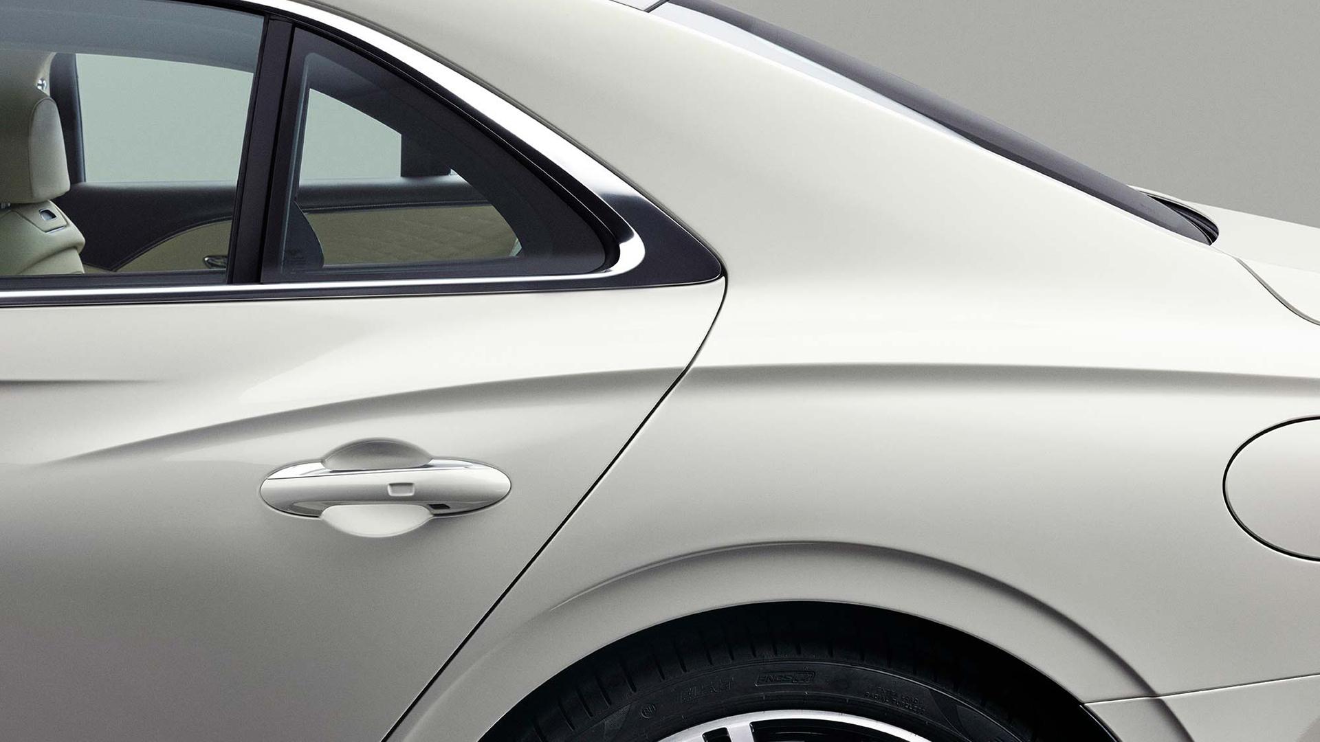 Vernieuwde Bentley Flyin Spur is snel én zuinig tegelijk
