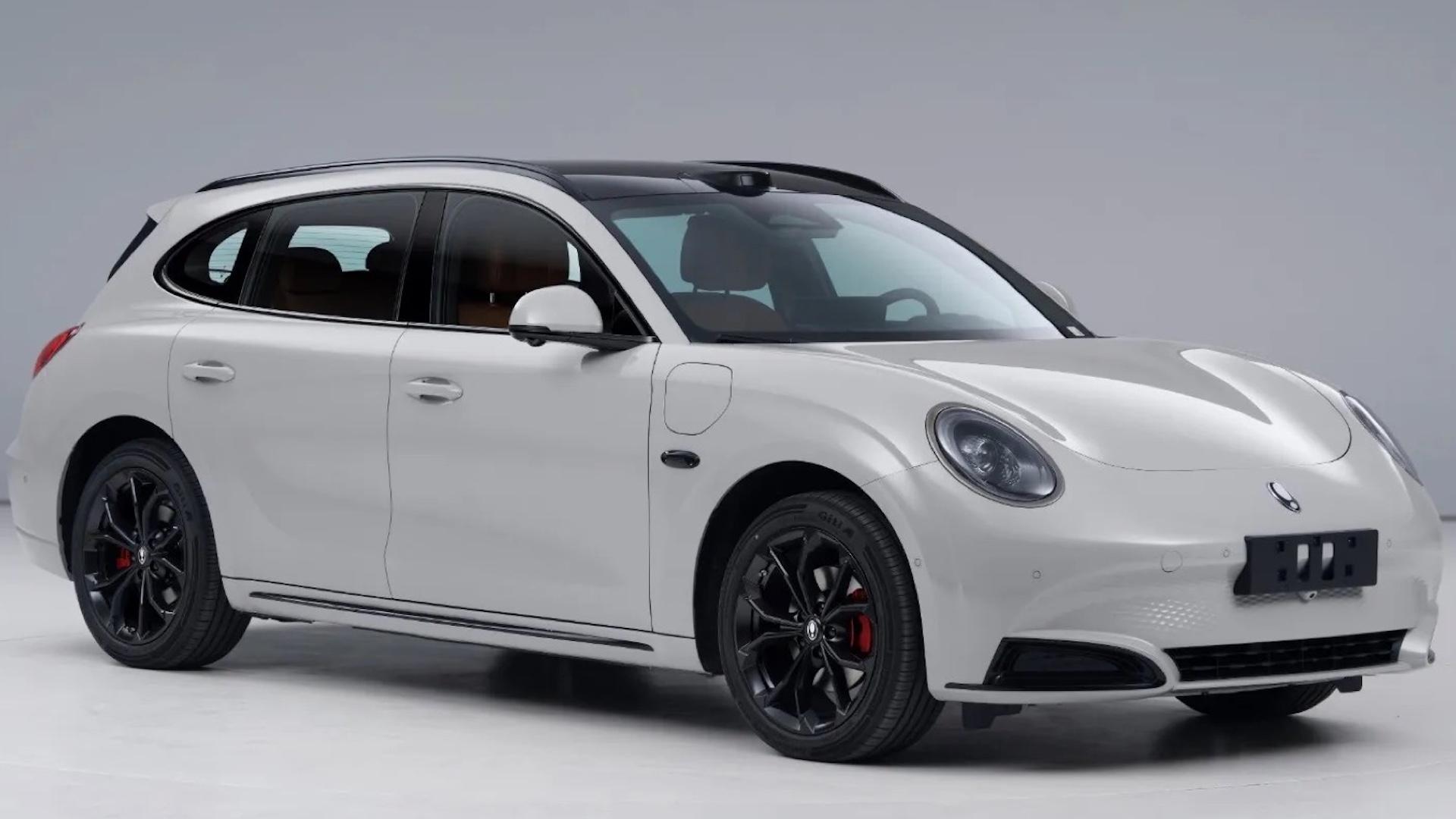 ORA 7 is een opvallende Porsche Panamera-kopie uit China