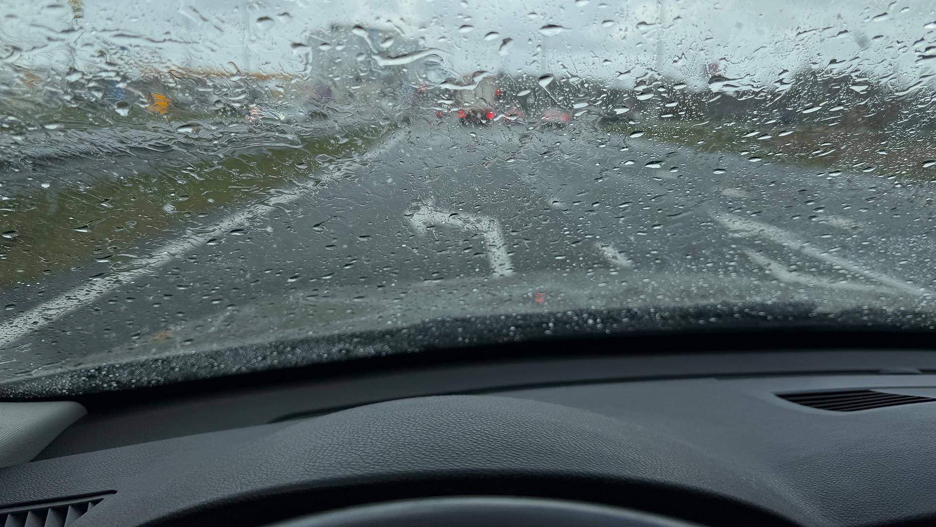 Regen na warm weer: waarom autorijden ineens gevaarlijker wordt