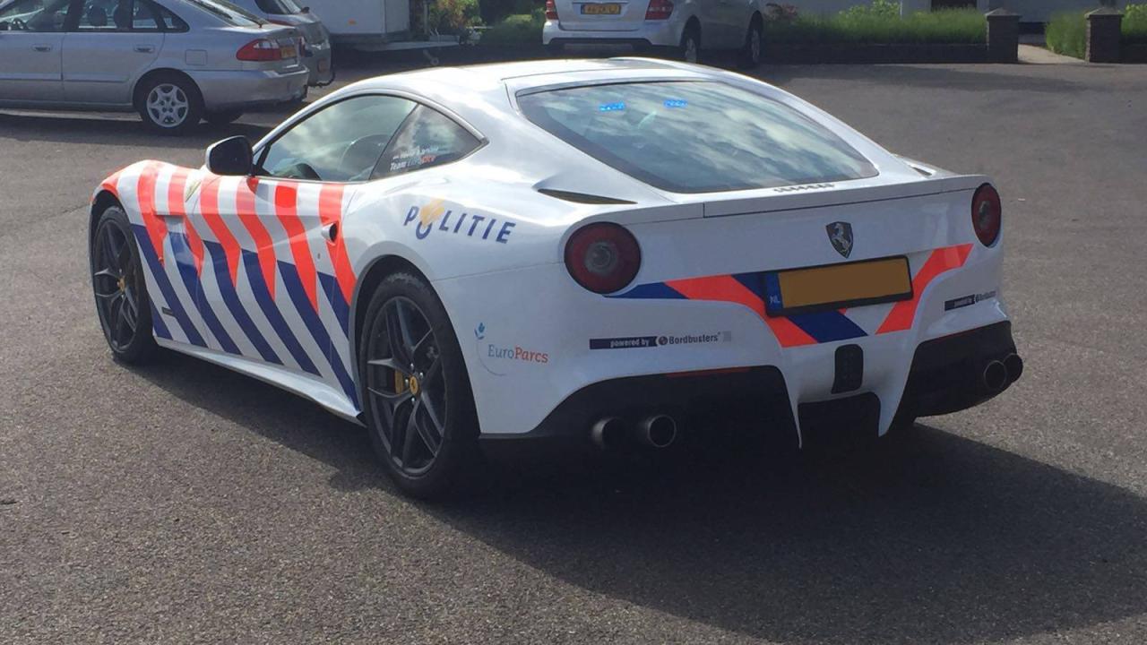 Beter stop je voor deze politie Ferrari F12 - TopGear