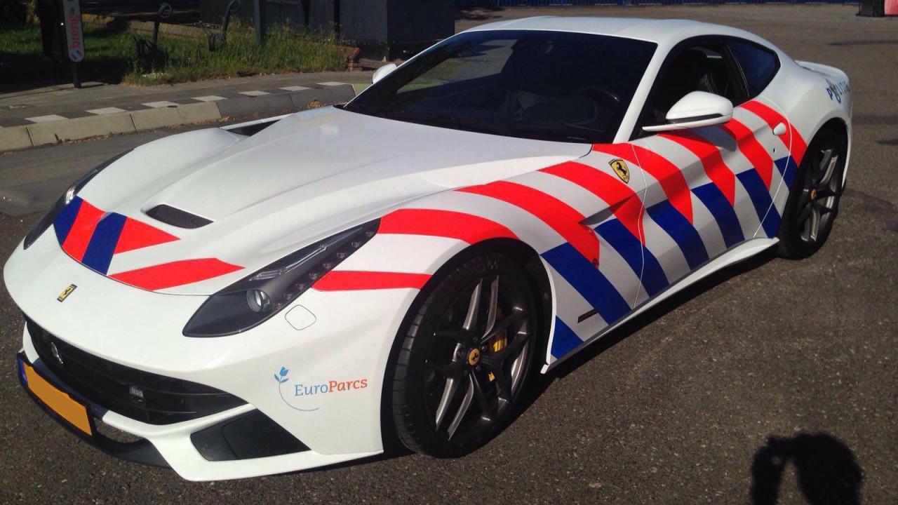 Beter stop je voor deze politie Ferrari F12 - TopGear