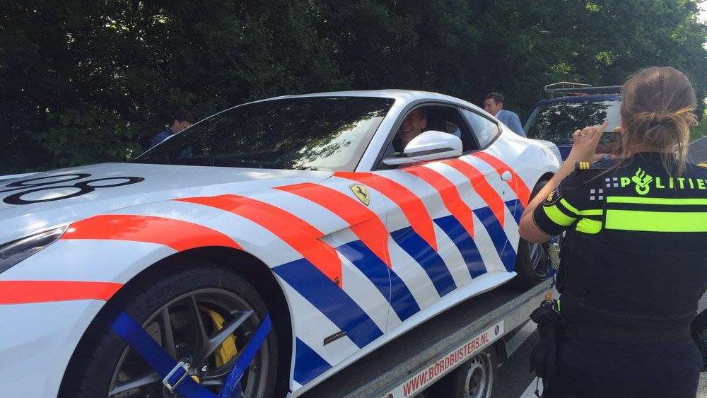 Beter stop je voor deze politie Ferrari F12 - TopGear