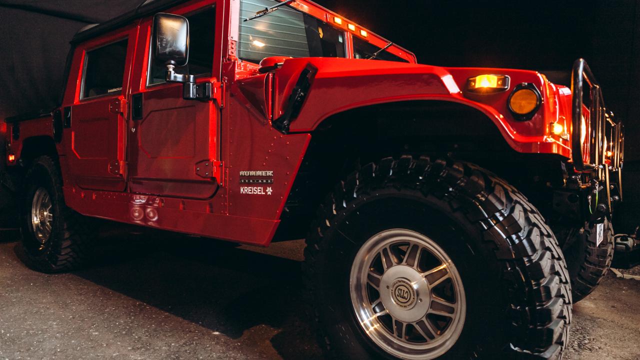 Arnold Schwarzenegger rolt nu in een elektrische Hummer H1 - TopGear