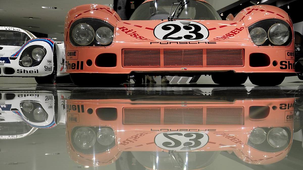 Porsche 918 Spyder Pink Pig bezoekt het Porsche Museum - TopGear