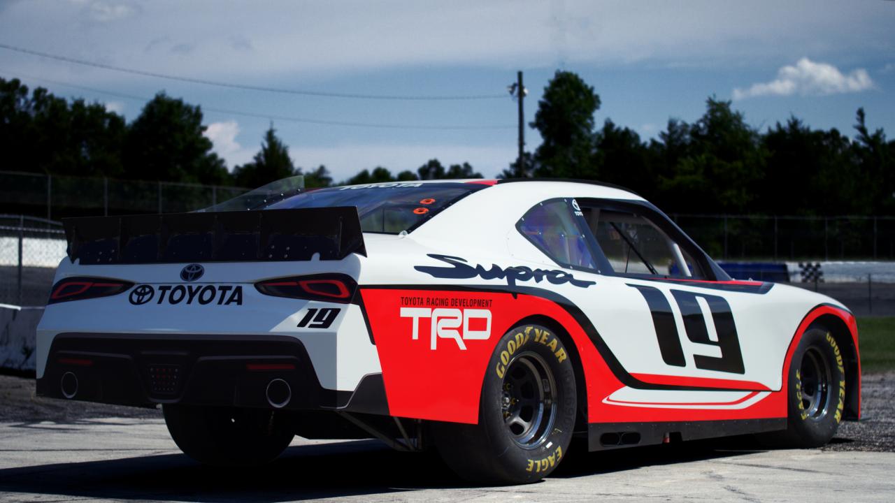 Toyota Supra Nascar: een V8 met carburateurs voor de Supra - TopGear