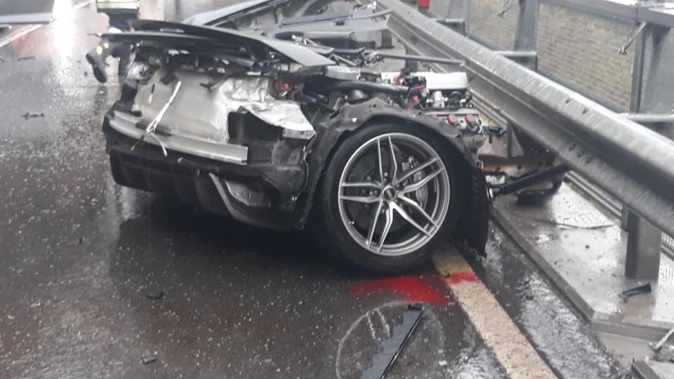 Audi R8 doormidden na crash in Italië - TopGear Nederland