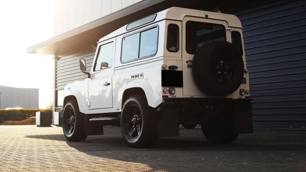 Tophat Land Rover Defender met V8 te koop in Nederland - TopGear