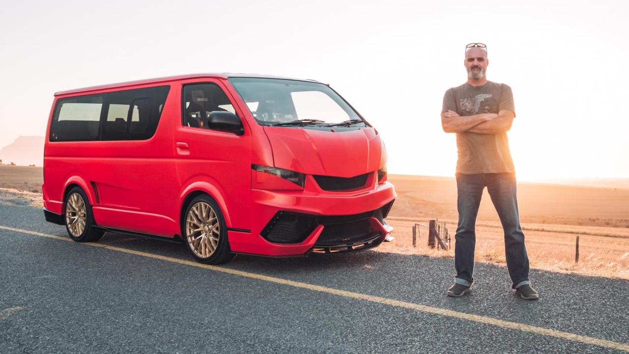 Deze minivan heeft een twin-turbo V12 (550 pk!) en een Aventador-bodykit