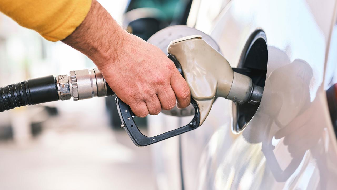 Hoeveel gaan de accijnzen omlaag in april? Dit kost benzine morgen