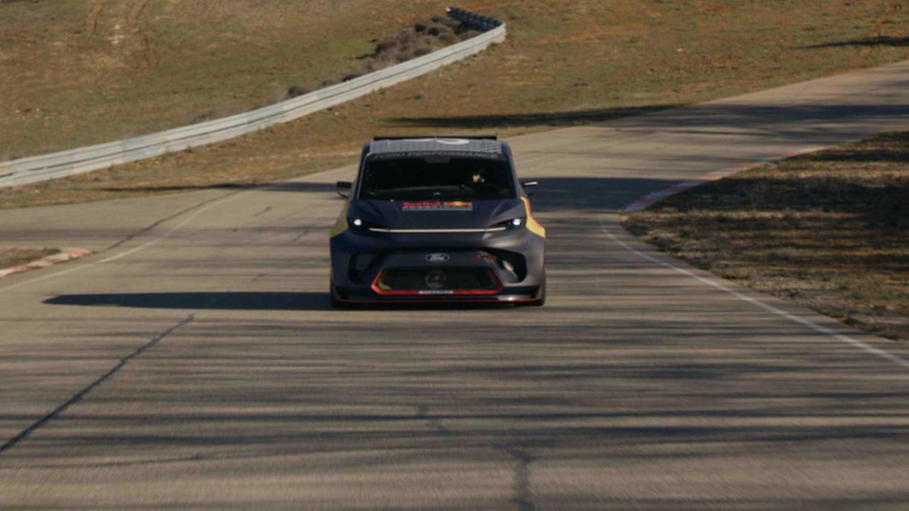 Max Verstappen drift met de Ford Supervan 4 - TopGear