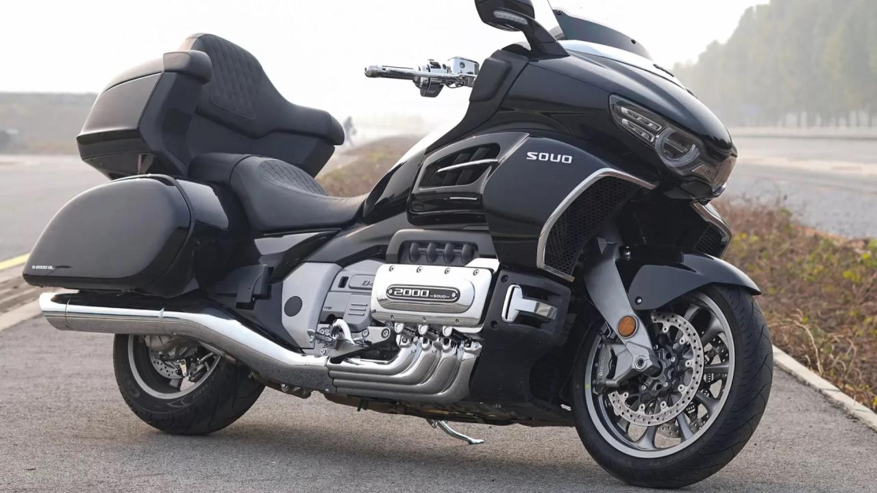 Souo S2000 is motorfiets met achtcilinders en bijna 500 kilo