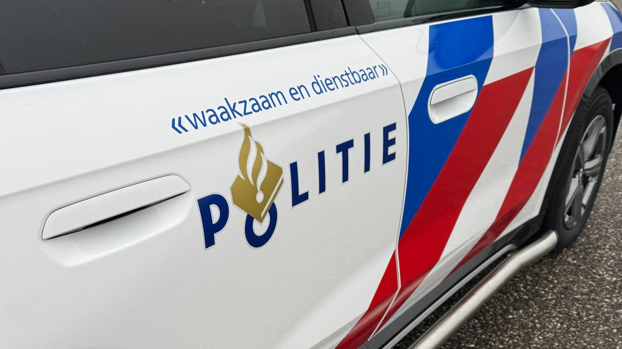 Hoe ziet het nieuwe logo op politieauto's in Nederland eruit?