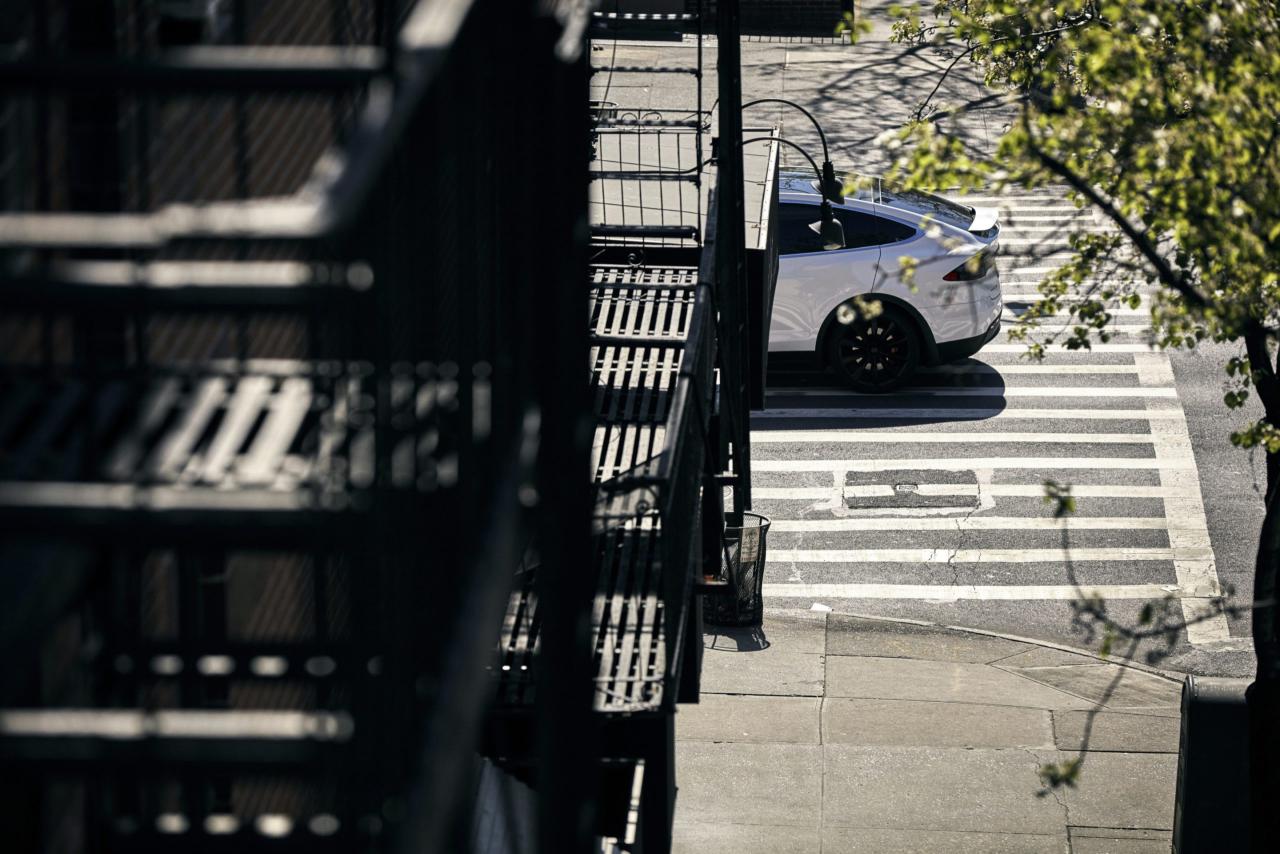 Rory Reid met de Tesla Model X in New York - TopGear