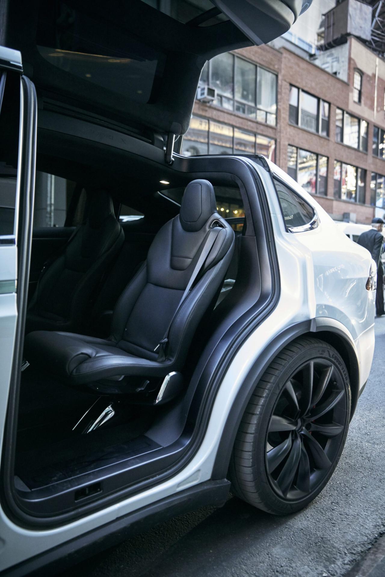 Rory Reid met de Tesla Model X in New York - TopGear