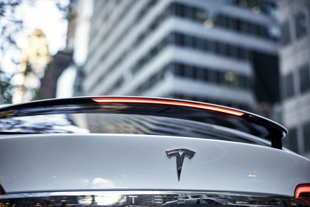 Rory Reid met de Tesla Model X in New York - TopGear