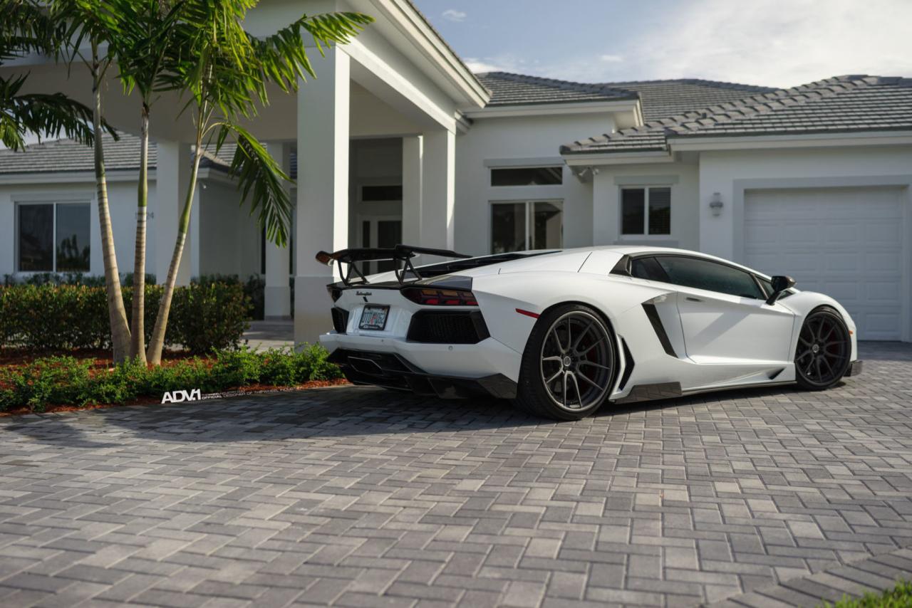 Lamborghini Aventador met ADV-1-wielen doorn 1016 Industries