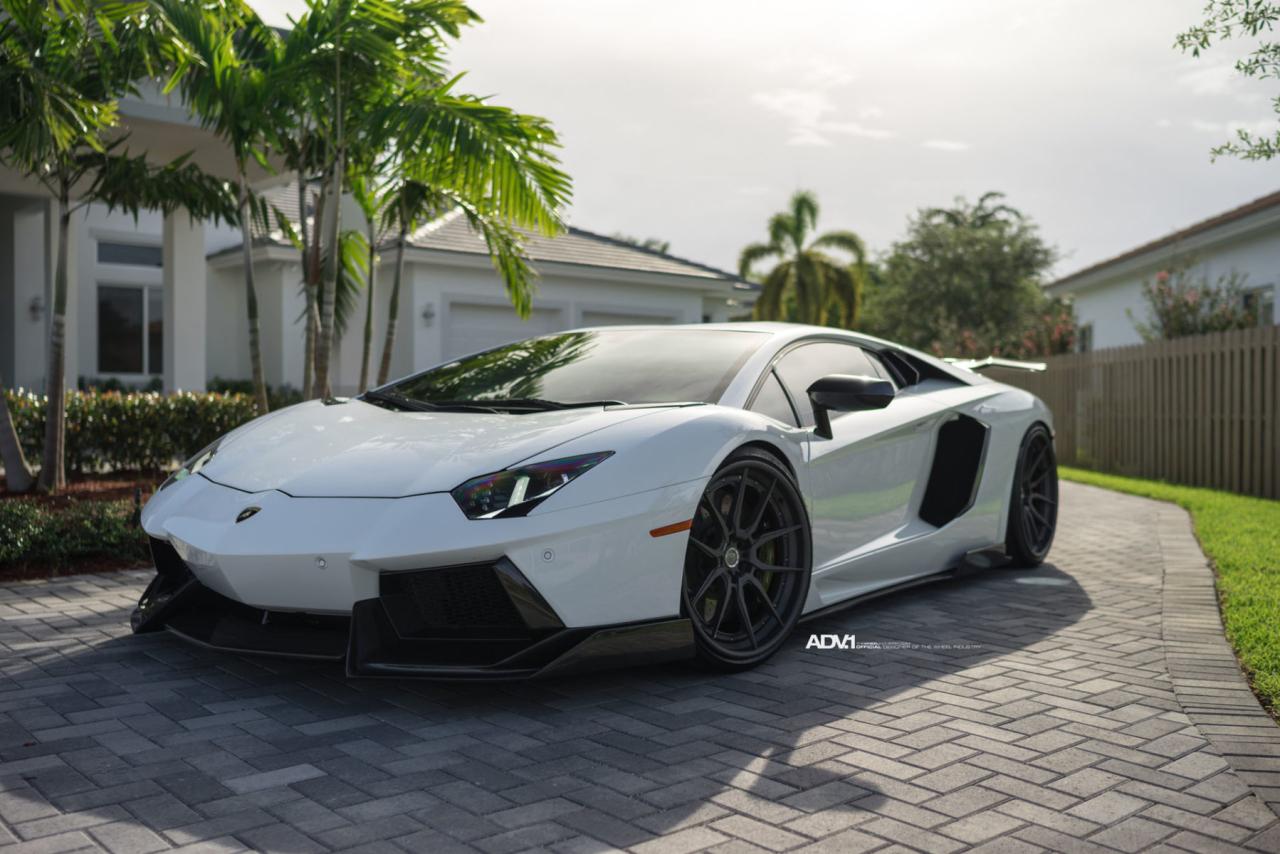 Lamborghini Aventador met ADV-1-wielen doorn 1016 Industries