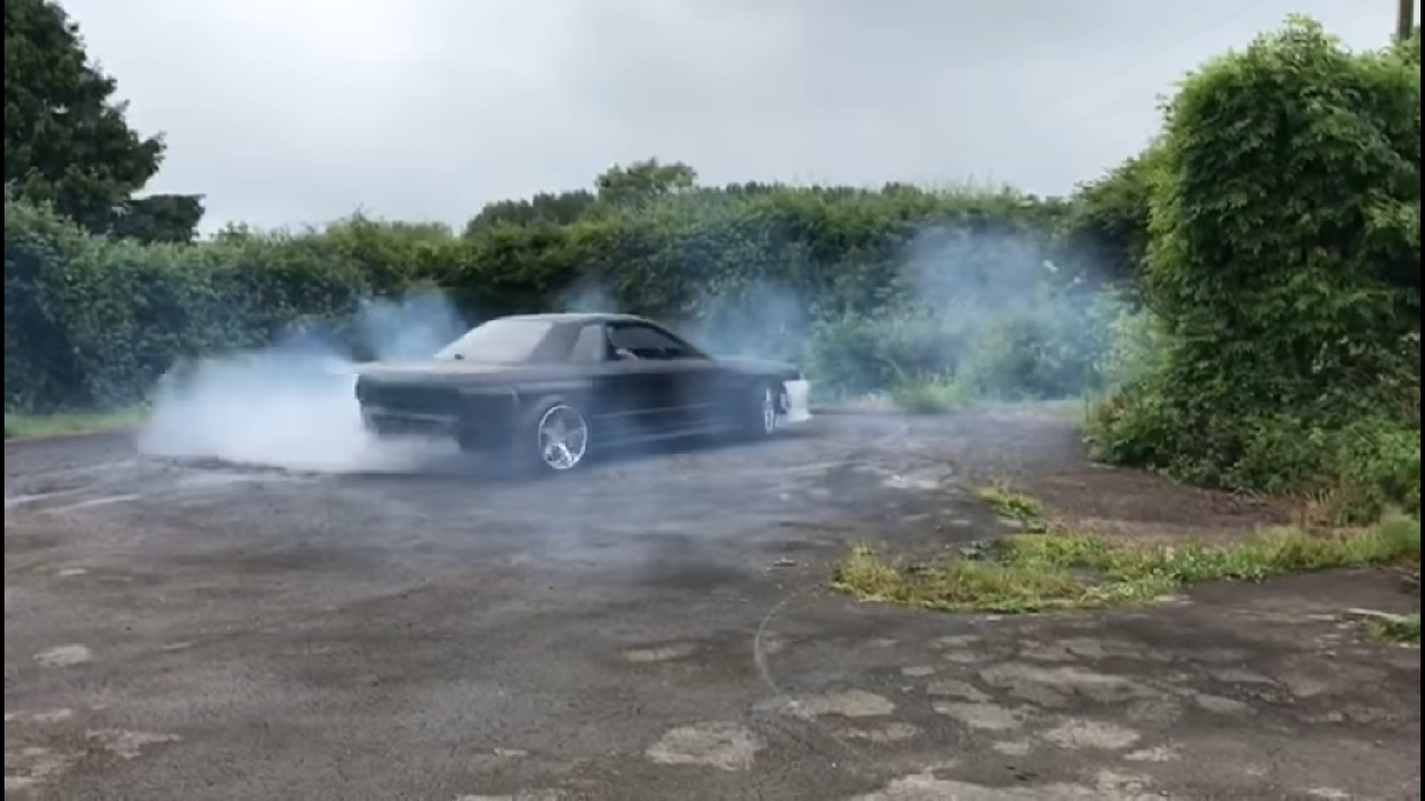 Elektrische Nissan Skyline R32 doet burnout - TopGear Nederland