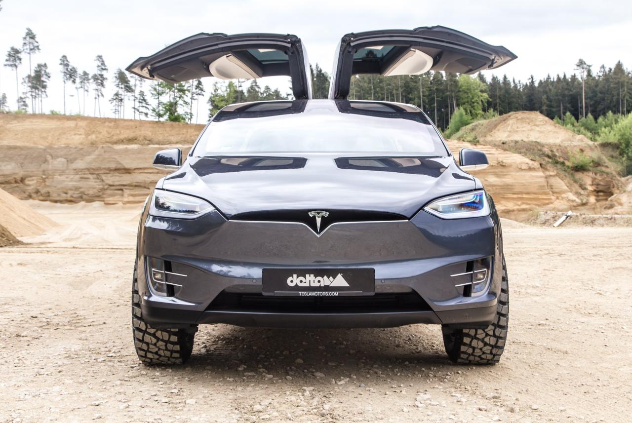 Tesla Model X-offroader verstoort winterslapertjes niet - TopGear