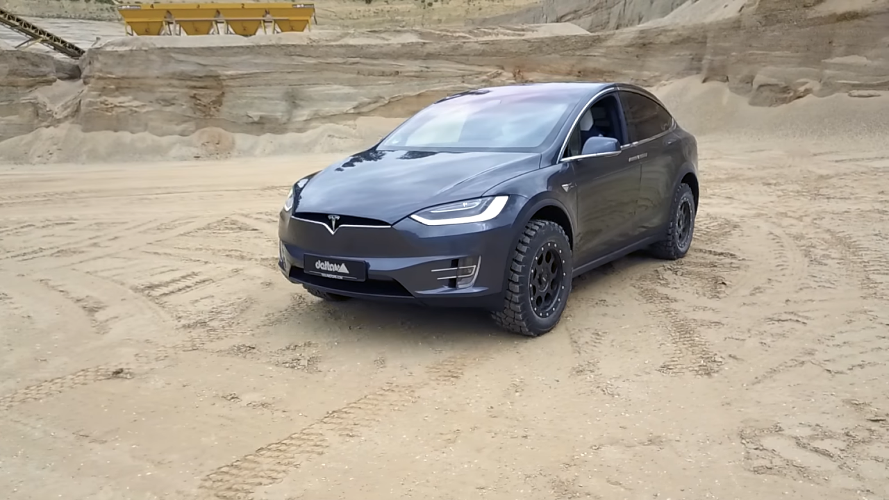Tesla Model X-offroader verstoort winterslapertjes niet - TopGear