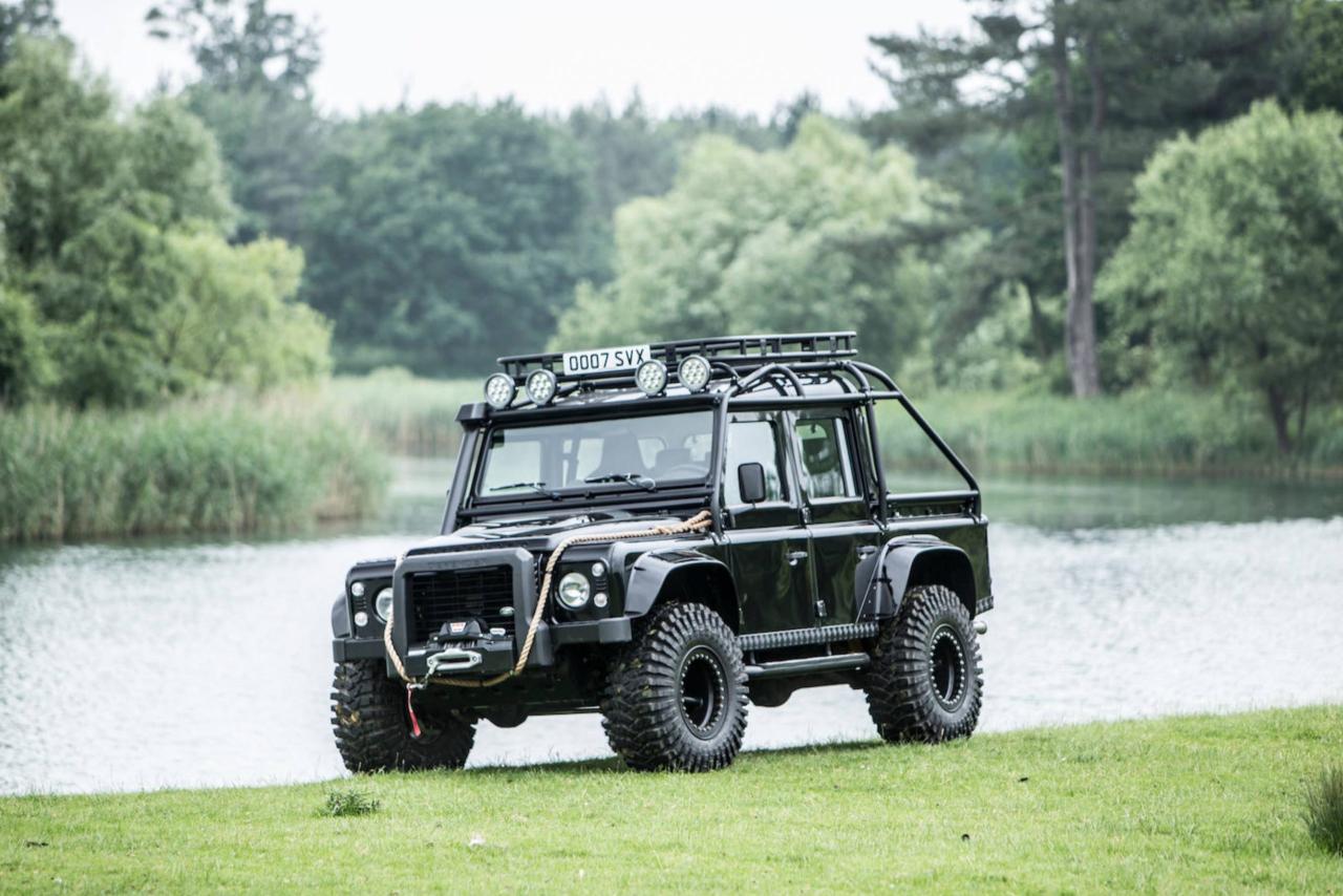 Originele LaRo Defender uit Spectre kan van jou zijn - TopGear Nederland