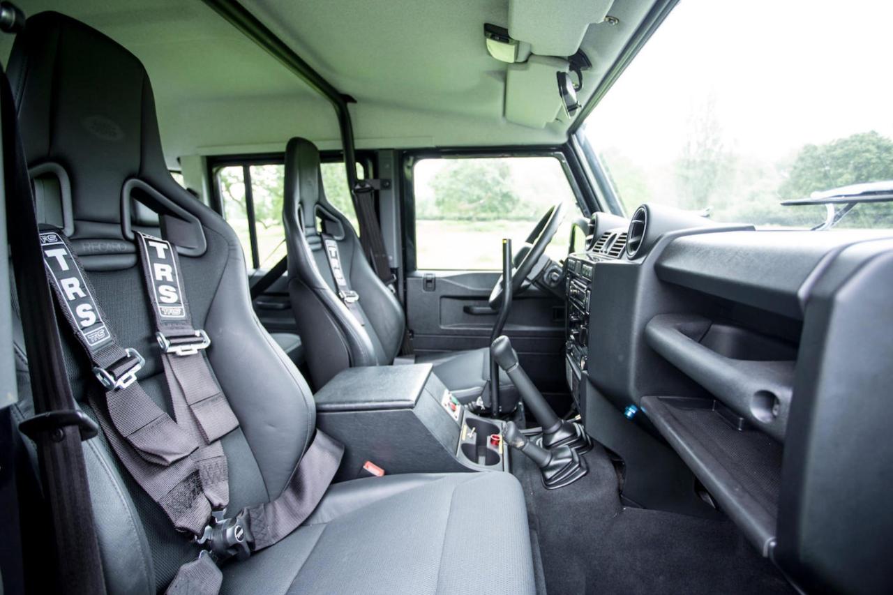 Originele LaRo Defender uit Spectre kan van jou zijn - TopGear Nederland