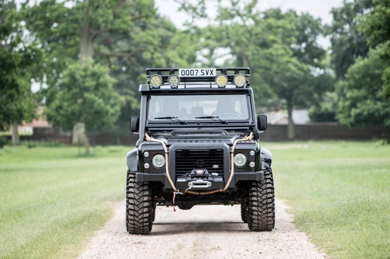 Originele LaRo Defender uit Spectre kan van jou zijn - TopGear Nederland