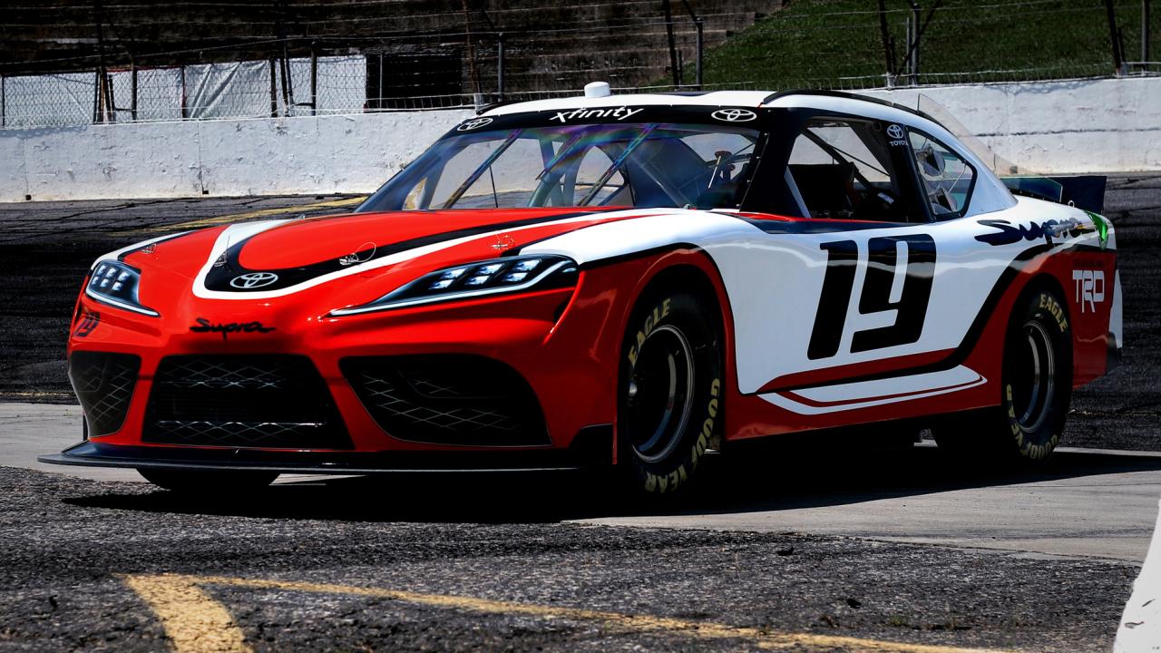 Toyota Supra Nascar: een V8 met carburateurs voor de Supra - TopGear