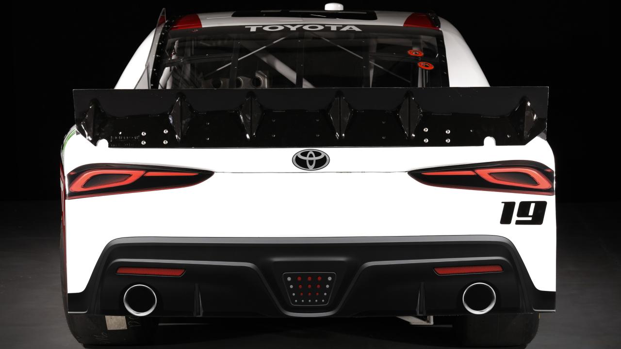 Toyota Supra Nascar: een V8 met carburateurs voor de Supra - TopGear