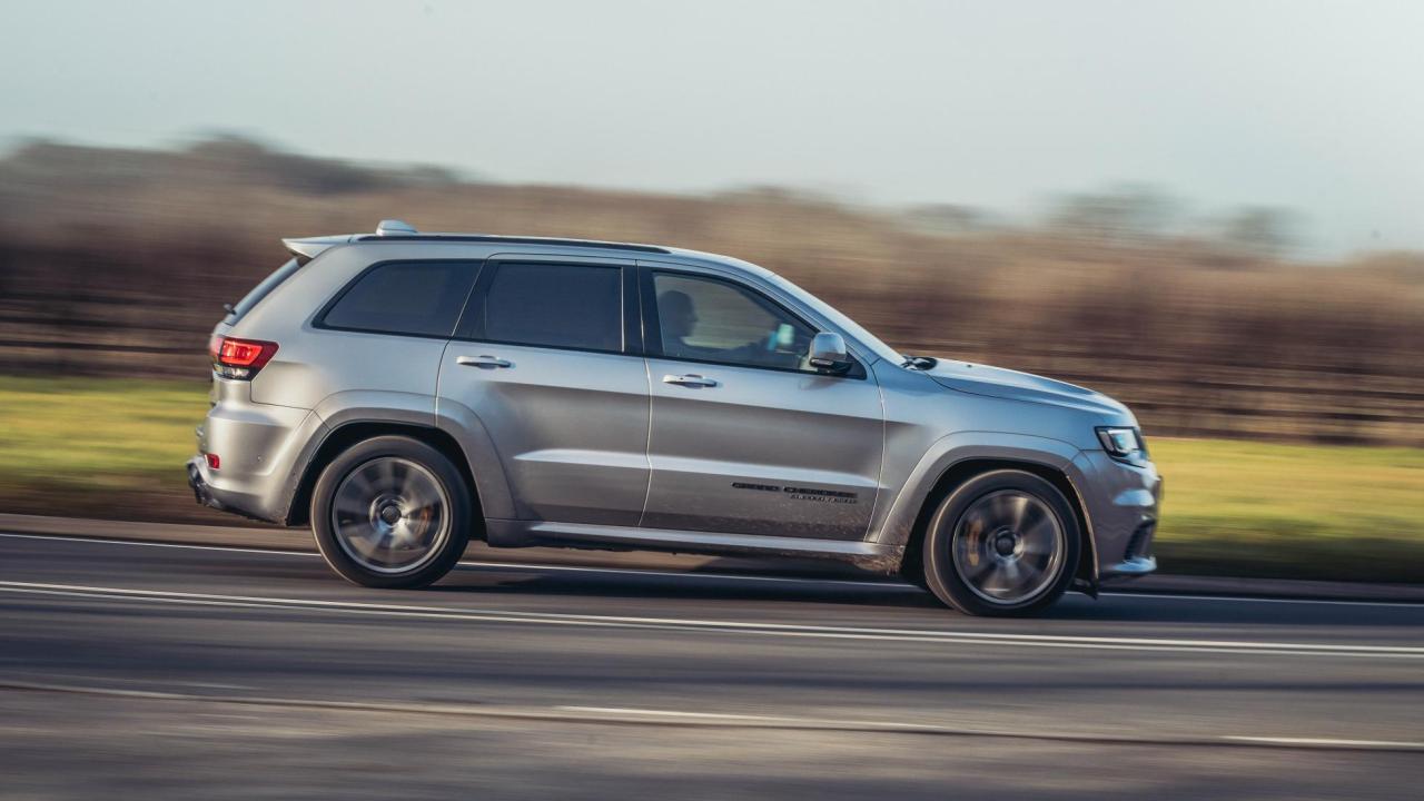 Jeep Trackhawk vs Range Rover Sport SVR - rijtest en specs - TopGear