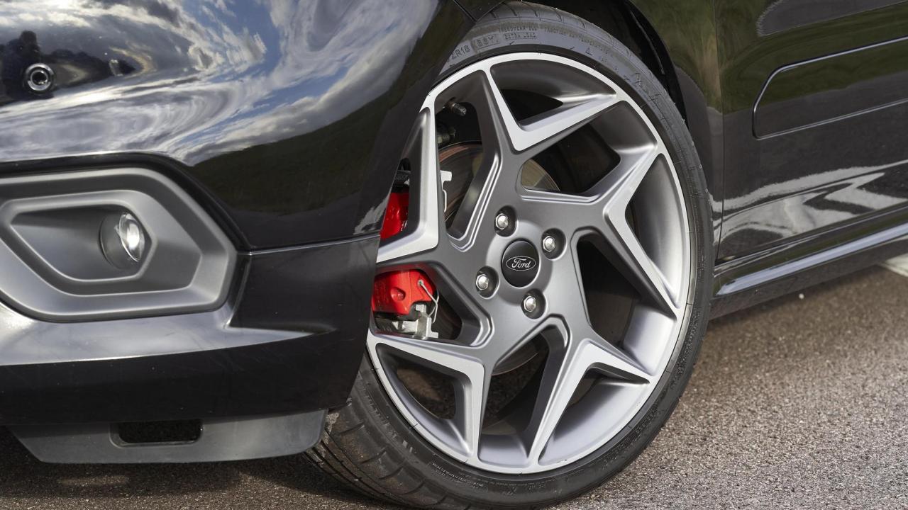 Ford Transit Courier ST is een besnelbus - TopGear Nederland