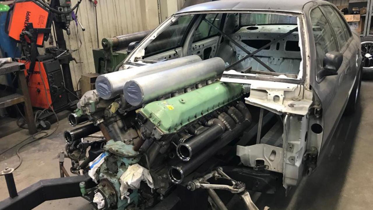 27-liter Rolls-Royce Meteor past in een Ford Crown Victoria - TopGear