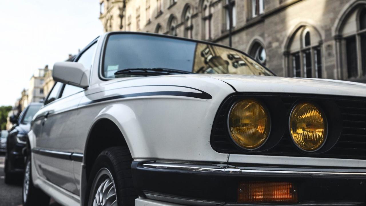 Waarom hebben sommige auto’s gele koplampen? - TopGear