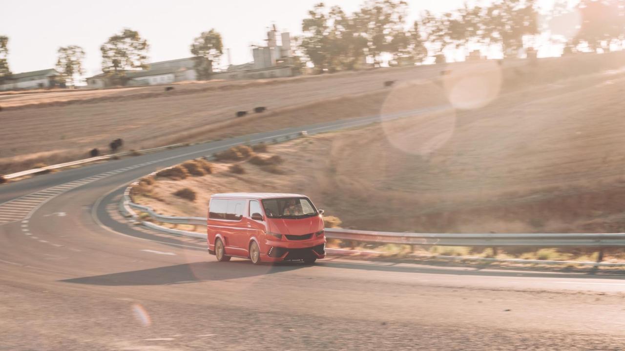 Deze minivan heeft een twin-turbo V12 (550 pk!) en een Aventador-bodykit