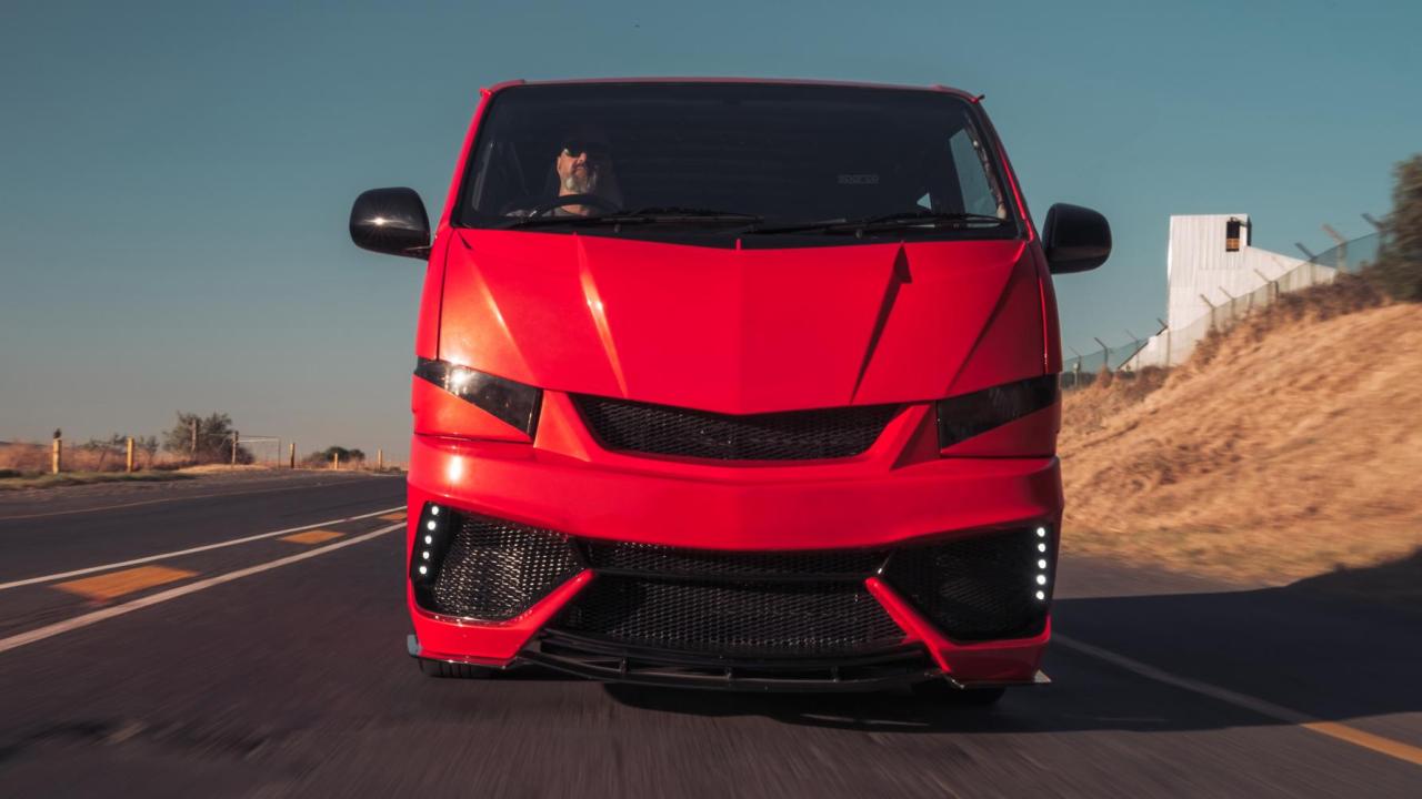 Deze minivan heeft een twin-turbo V12 (550 pk!) en een Aventador-bodykit