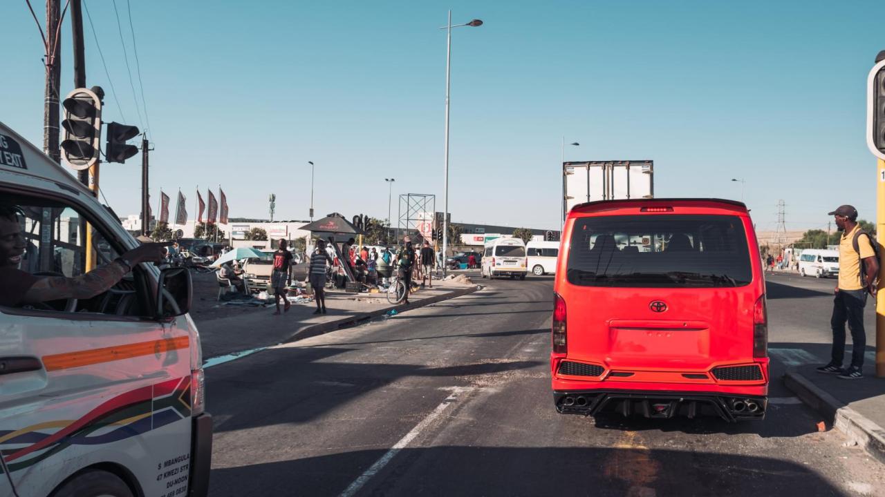 Deze minivan heeft een twin-turbo V12 (550 pk!) en een Aventador-bodykit