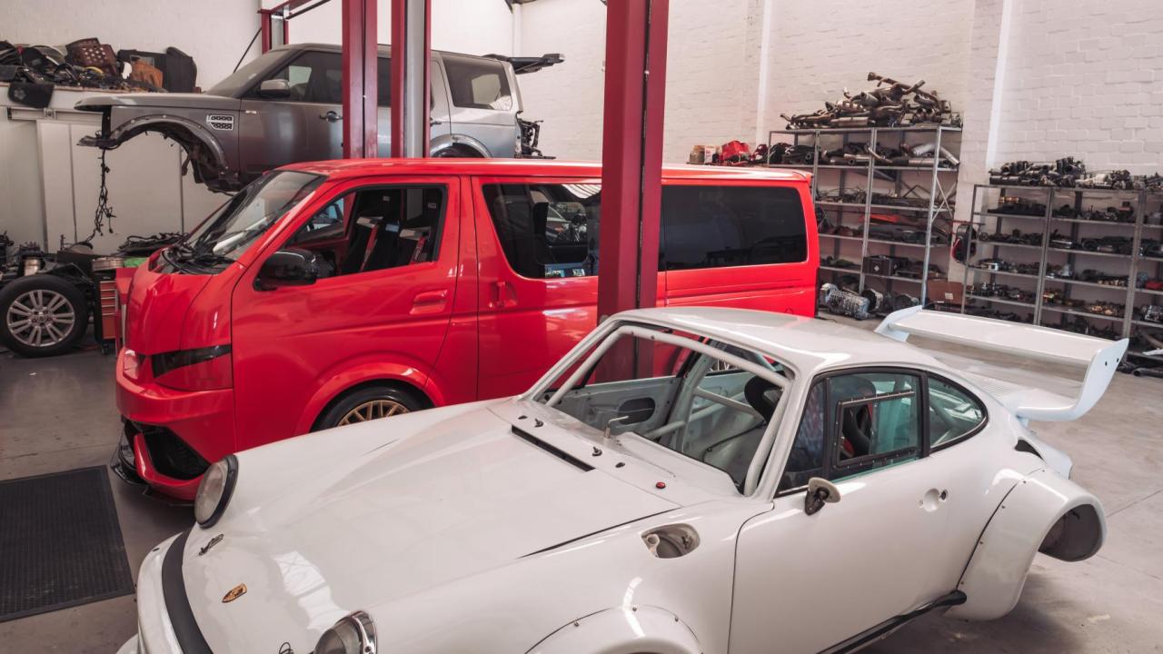 Deze minivan heeft een twin-turbo V12 (550 pk!) en een Aventador-bodykit