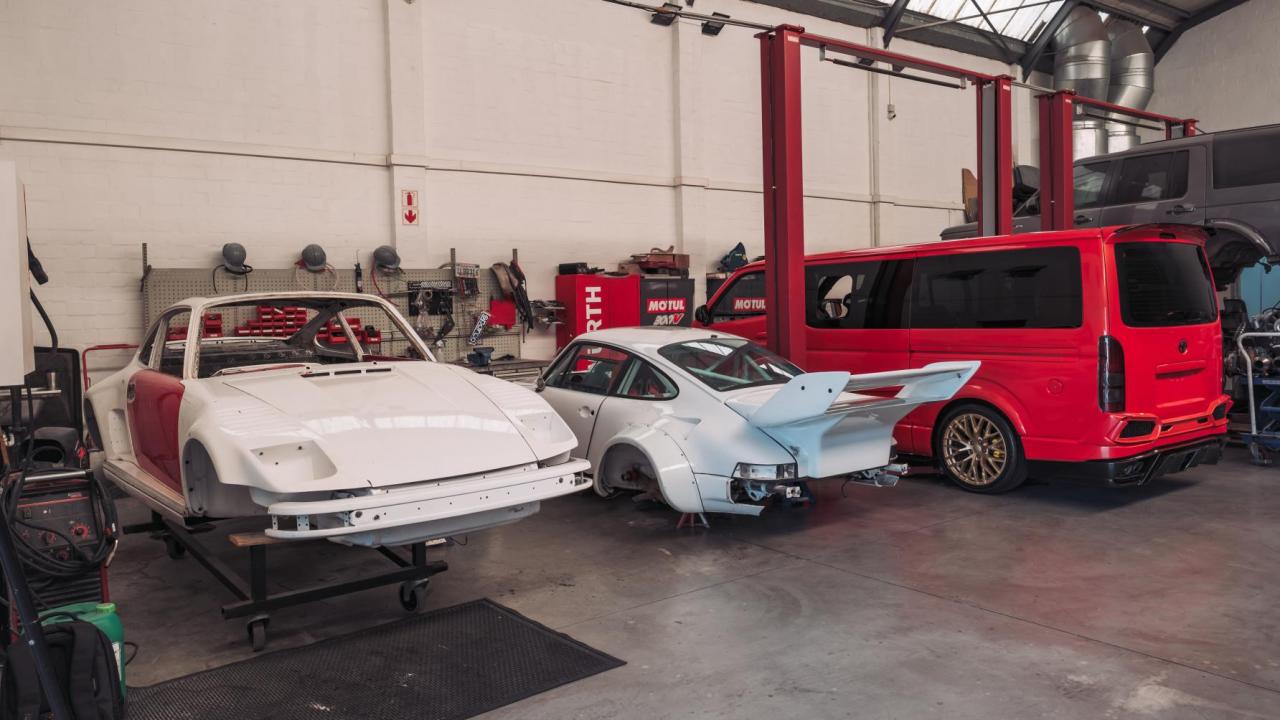 Deze minivan heeft een twin-turbo V12 (550 pk!) en een Aventador-bodykit